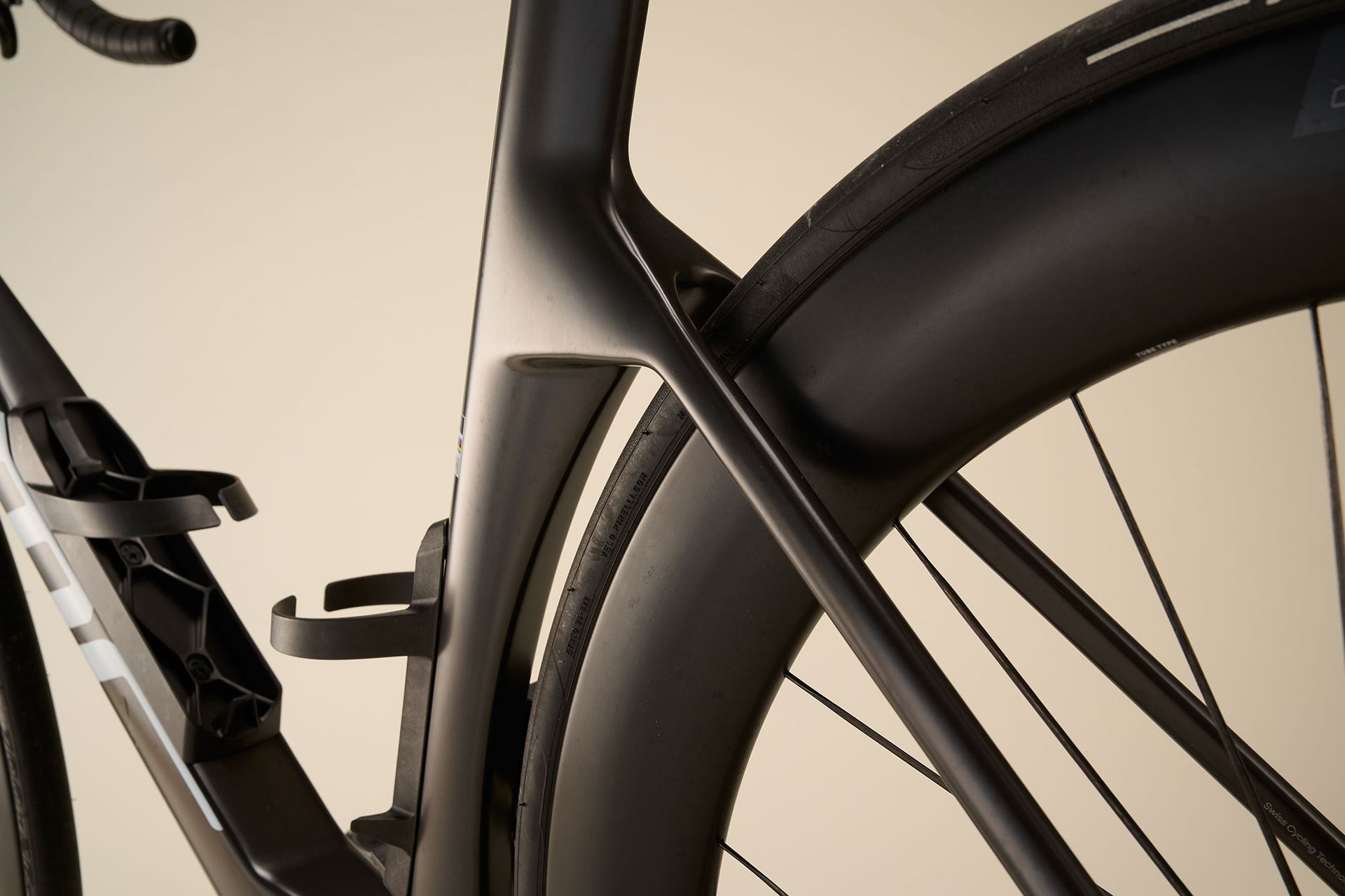 BMC Teammachine R 01 ONE review: very fast on smooth tarmac, built with ...