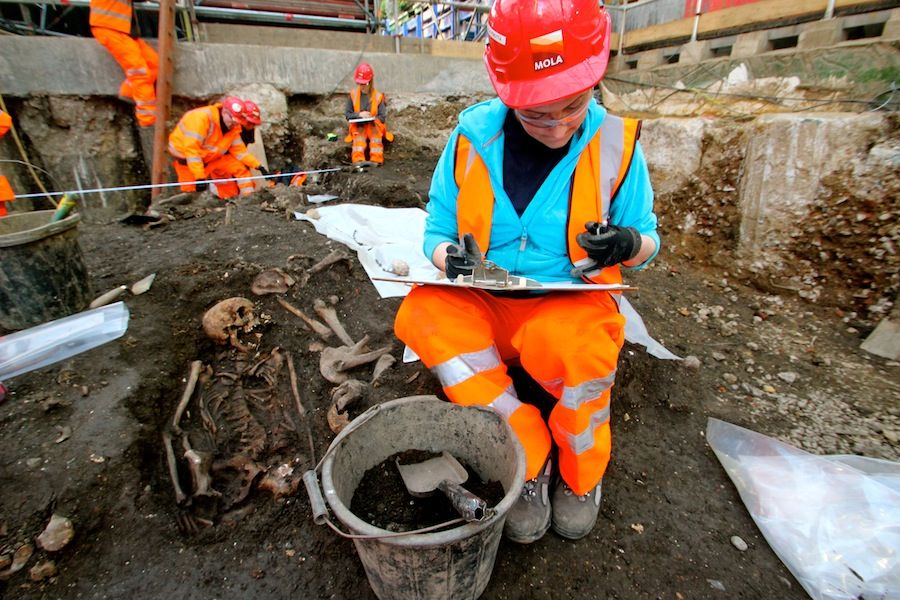 Images: Thousands of Skeletons Buried Under Central London | Live Science