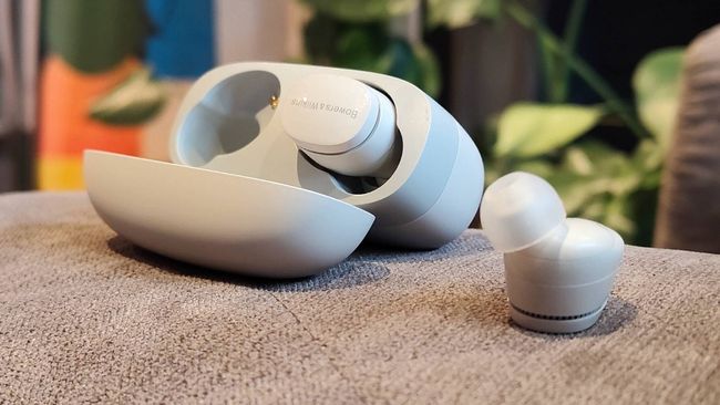 Bowers & Wilkins Pi6 review: great sounding earbuds with a classy build ...