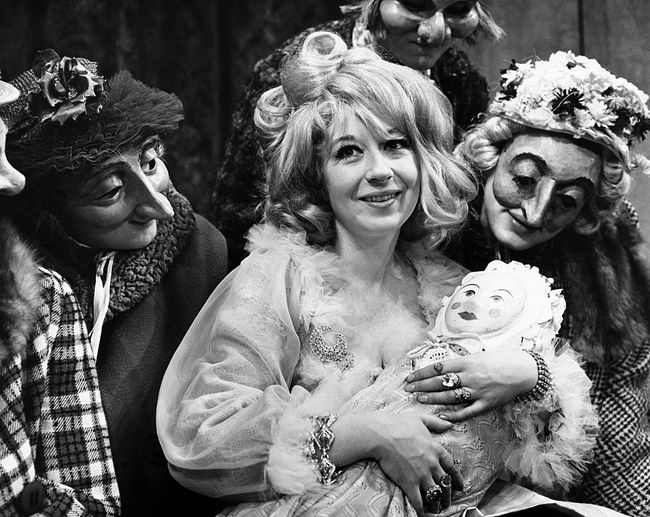 Friday Night Dinner and Casualty star Frances Cuka has died aged 83 ...