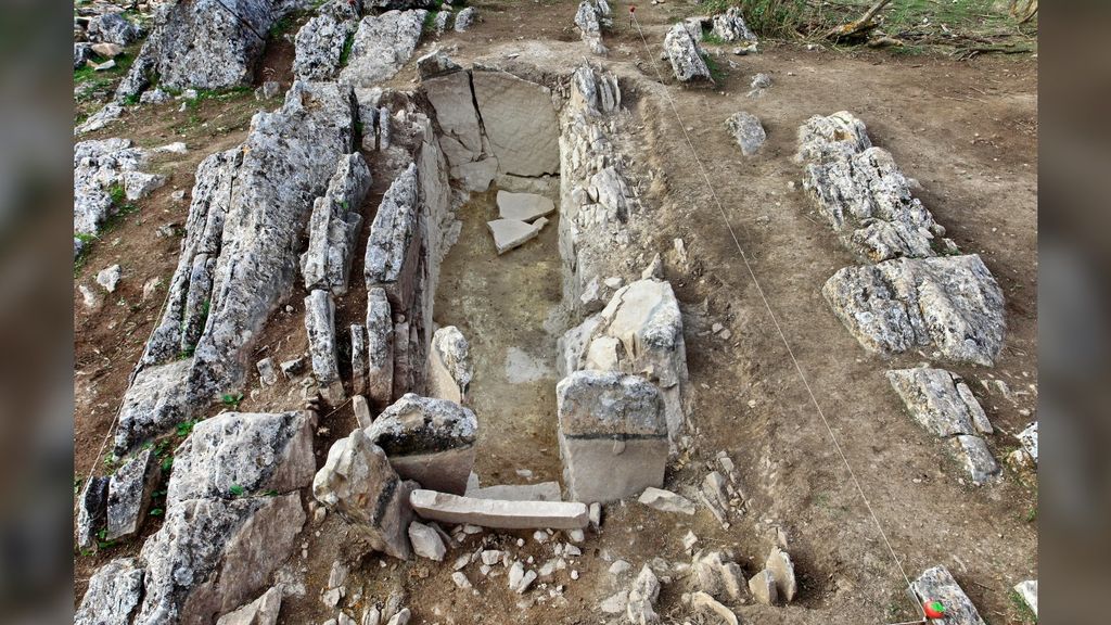 5,400-year-old tomb discovered in Spain perfectly captures the summer ...