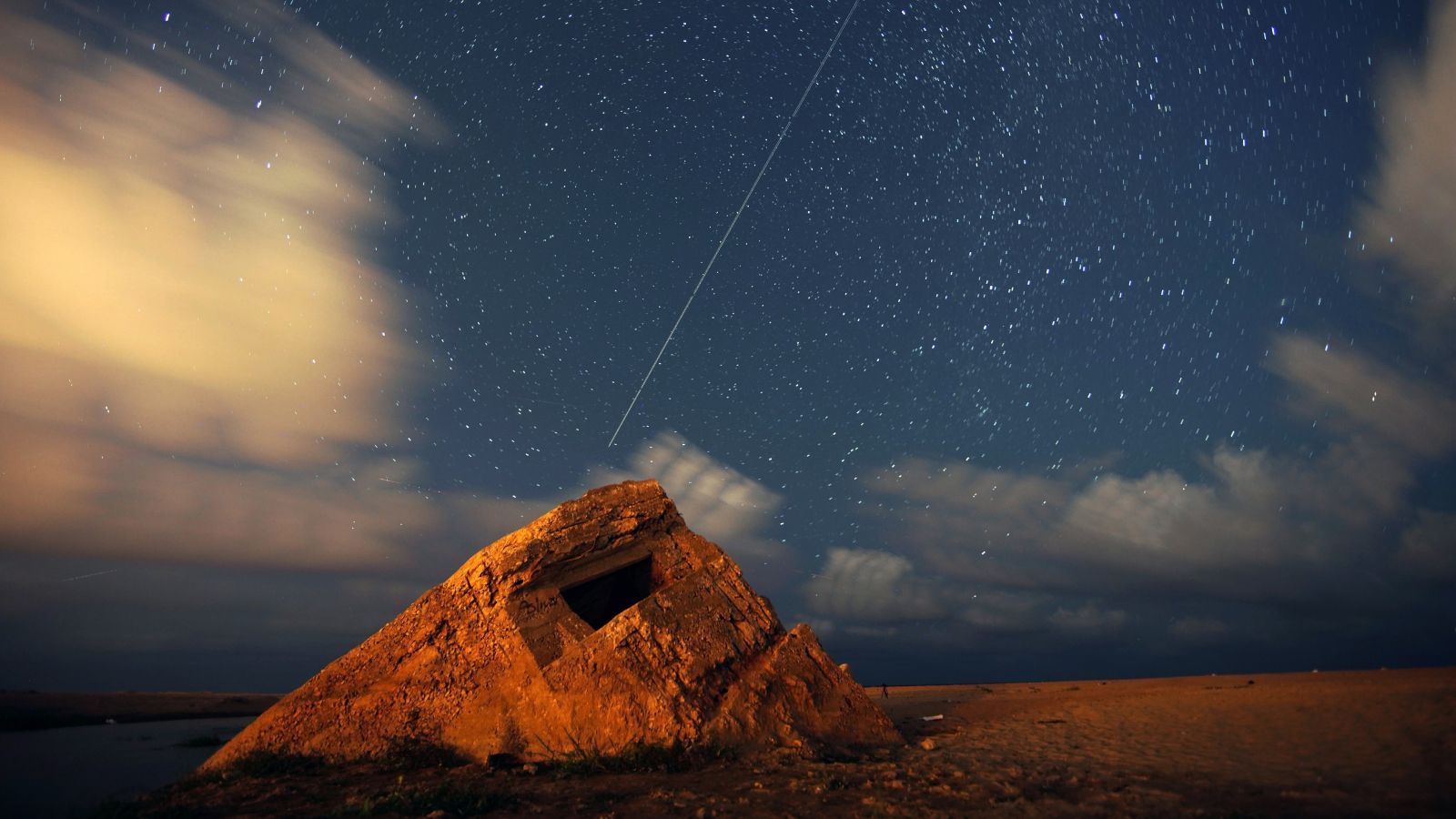 The Leonid meteor shower is peaking. How to spot 'shooting stars' and ...