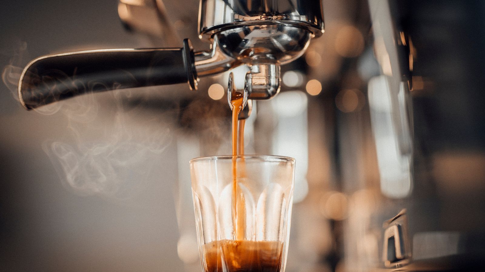 A barista's guide on how to make iced coffee from hot coffee | Homes ...