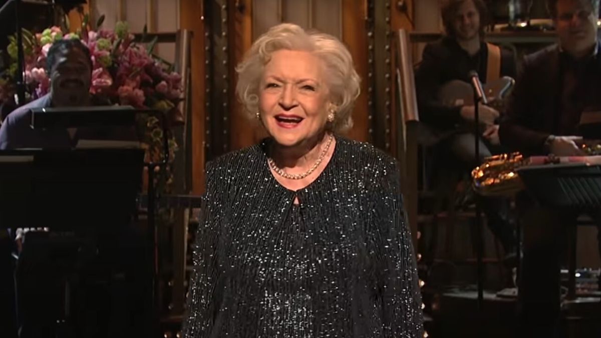 Betty White's Agent Shares Funeral Details And How Her Many Fans Can ...