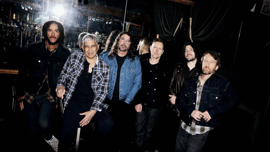 "This is what it felt like 30 years ago!" Watch Foo Fighters perform ...