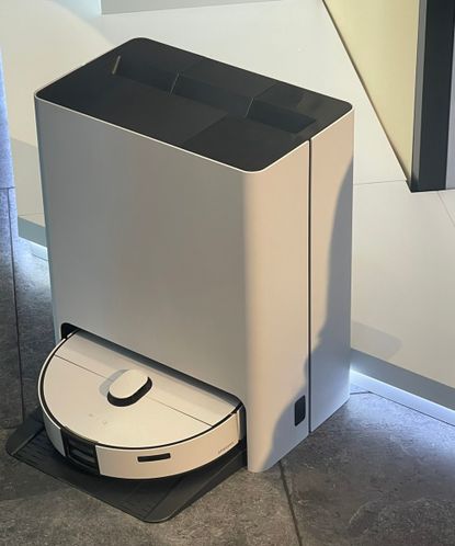 Samsung unveils its new AI robot vacuum: The Jet Bot Combo | Homes and ...