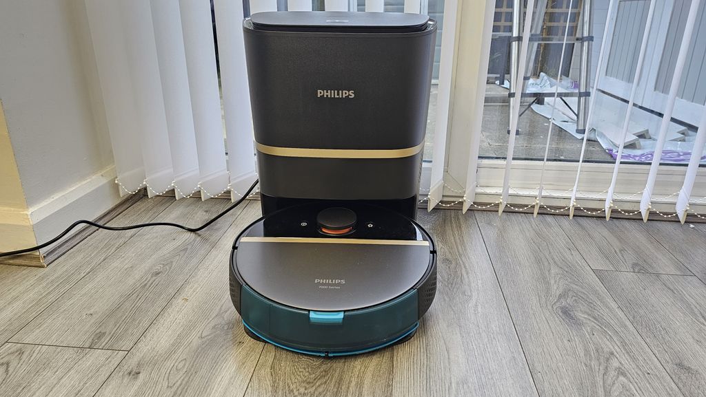 Philips HomeRun 7000 Series Aqua Vacuum and Mop Robot review: an ...
