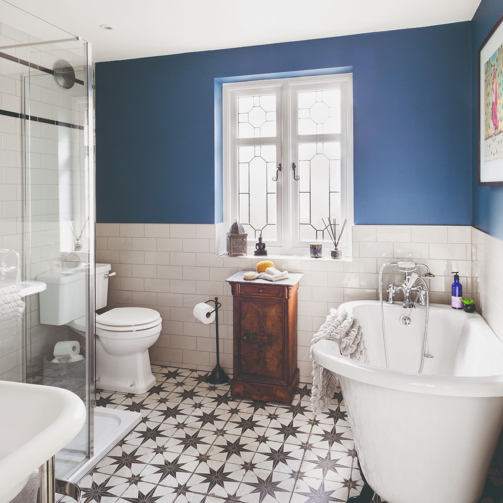 How to paint edges of a wall with no masking tape in sight | Ideal Home