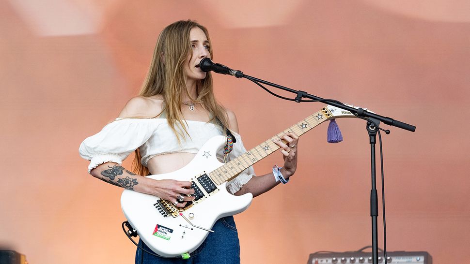 Why Wet Leg guitarist Hester Chambers plays a Kramer Jersey Star ...