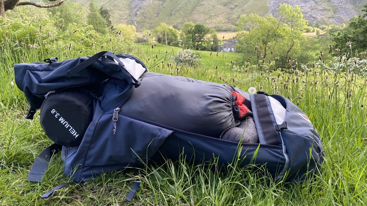 How to attach a sleeping bag to a backpack | Advnture