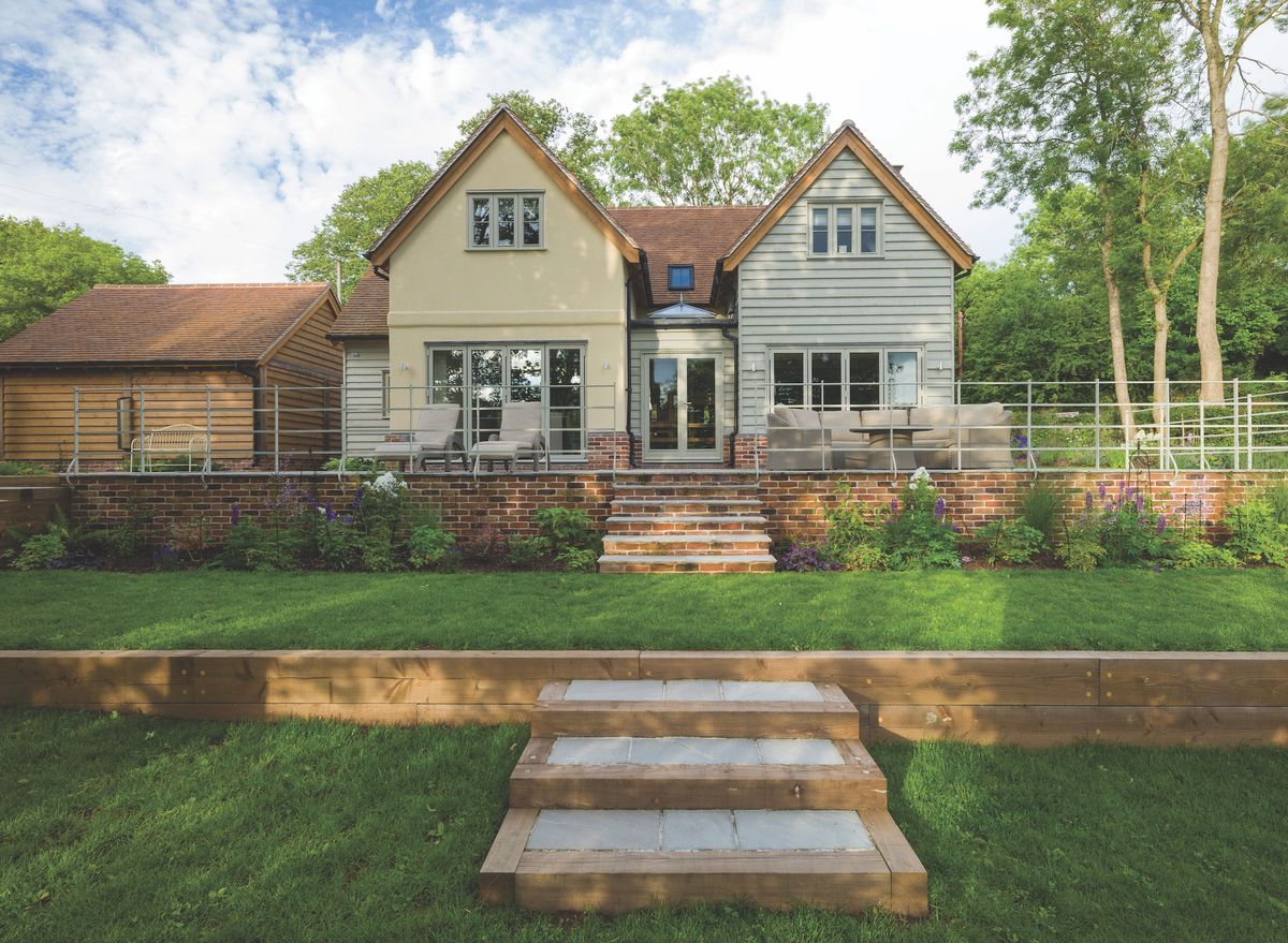 Lawn Ideas: 7 Neat and Stylish Designs for a Turfed Garden | Homebuilding