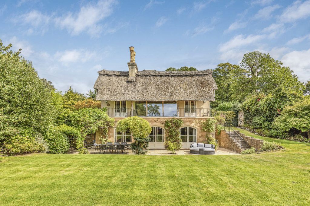 A hopelessly perfect country cottage that's hidden away in one of ...