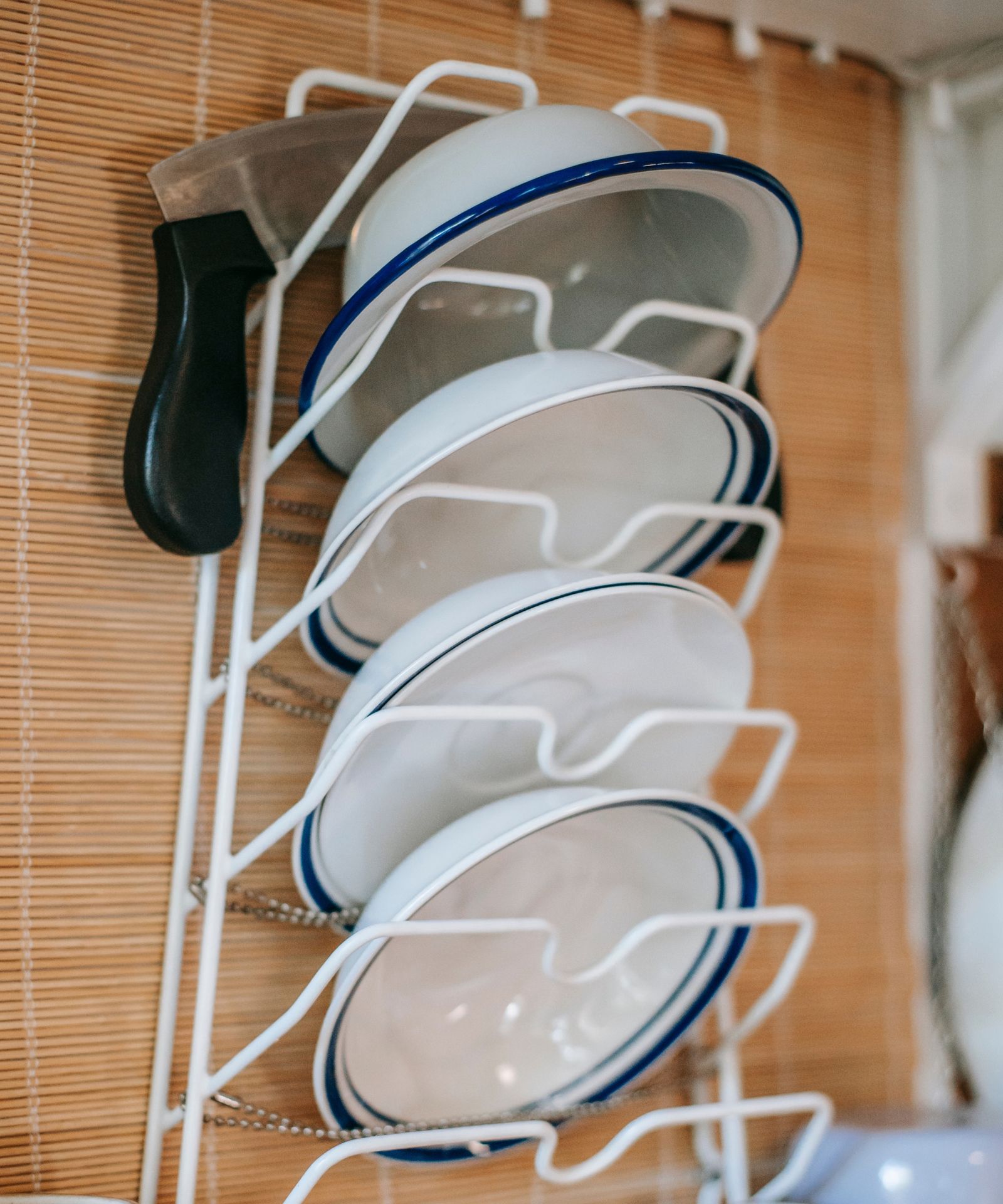 How to organize plates in a small kitchen | Real Homes