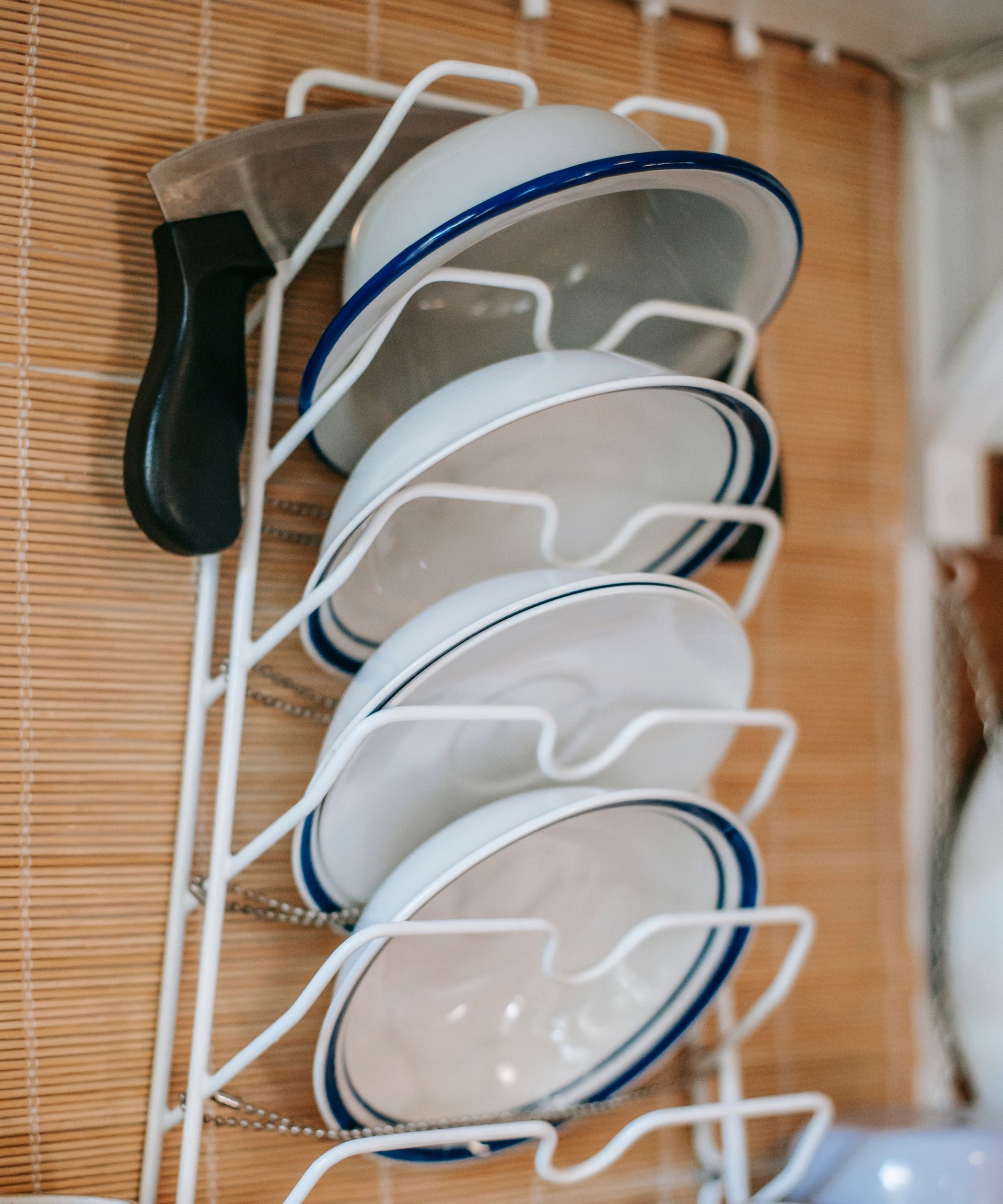 How to organize plates in a small kitchen | Real Homes