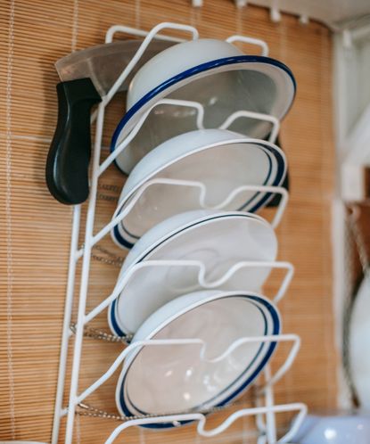 How to organize plates in a small kitchen | Real Homes
