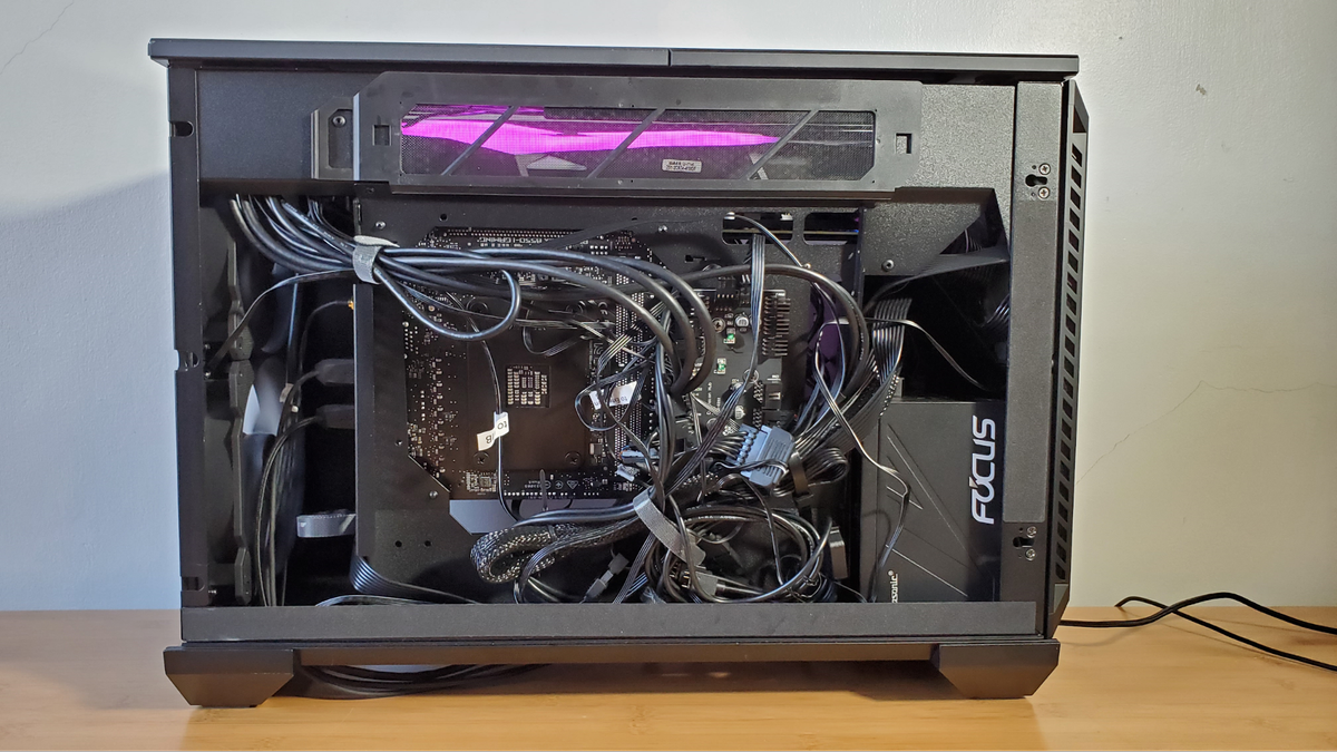 Building in Asus’ ROG Z11 ITX Case: Pretty Impracticalities | Tom's ...