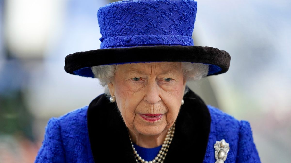 The Queen suffers painful injury to miss Remembrance Sunday last minute ...