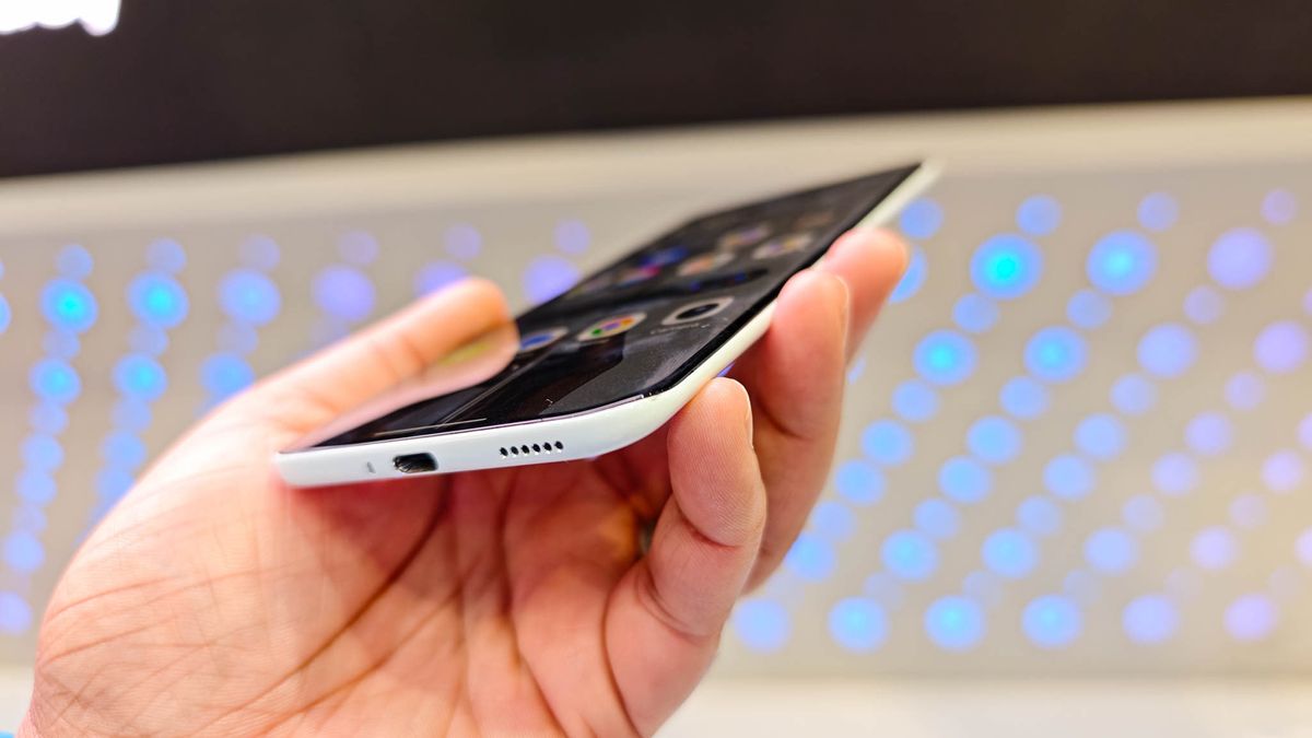 This ultra-thin 5.75mm phone destroys the Galaxy S25 Edge — and it has ...