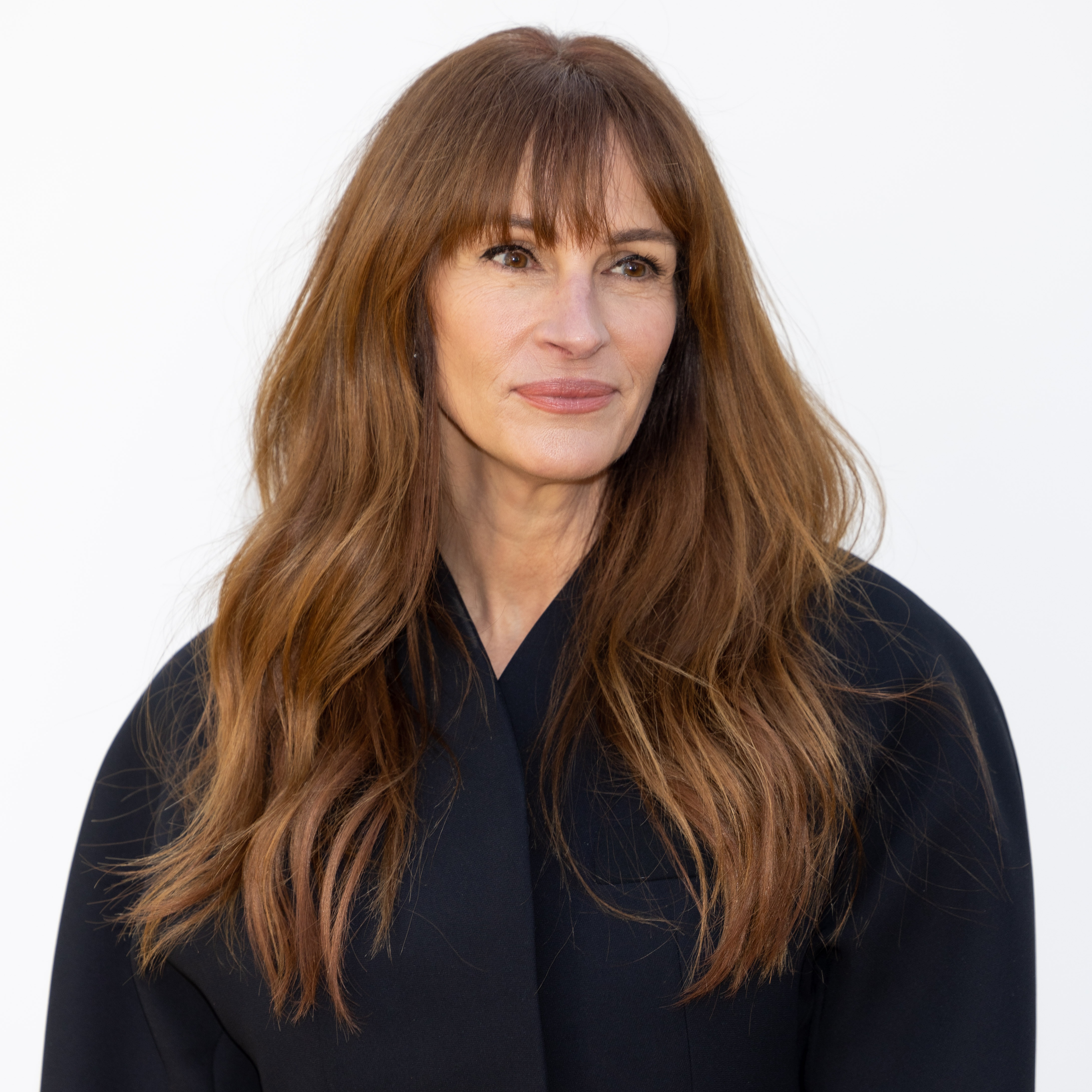 Julia Roberts lance une frange complète à la Fashion Week de Paris ...
