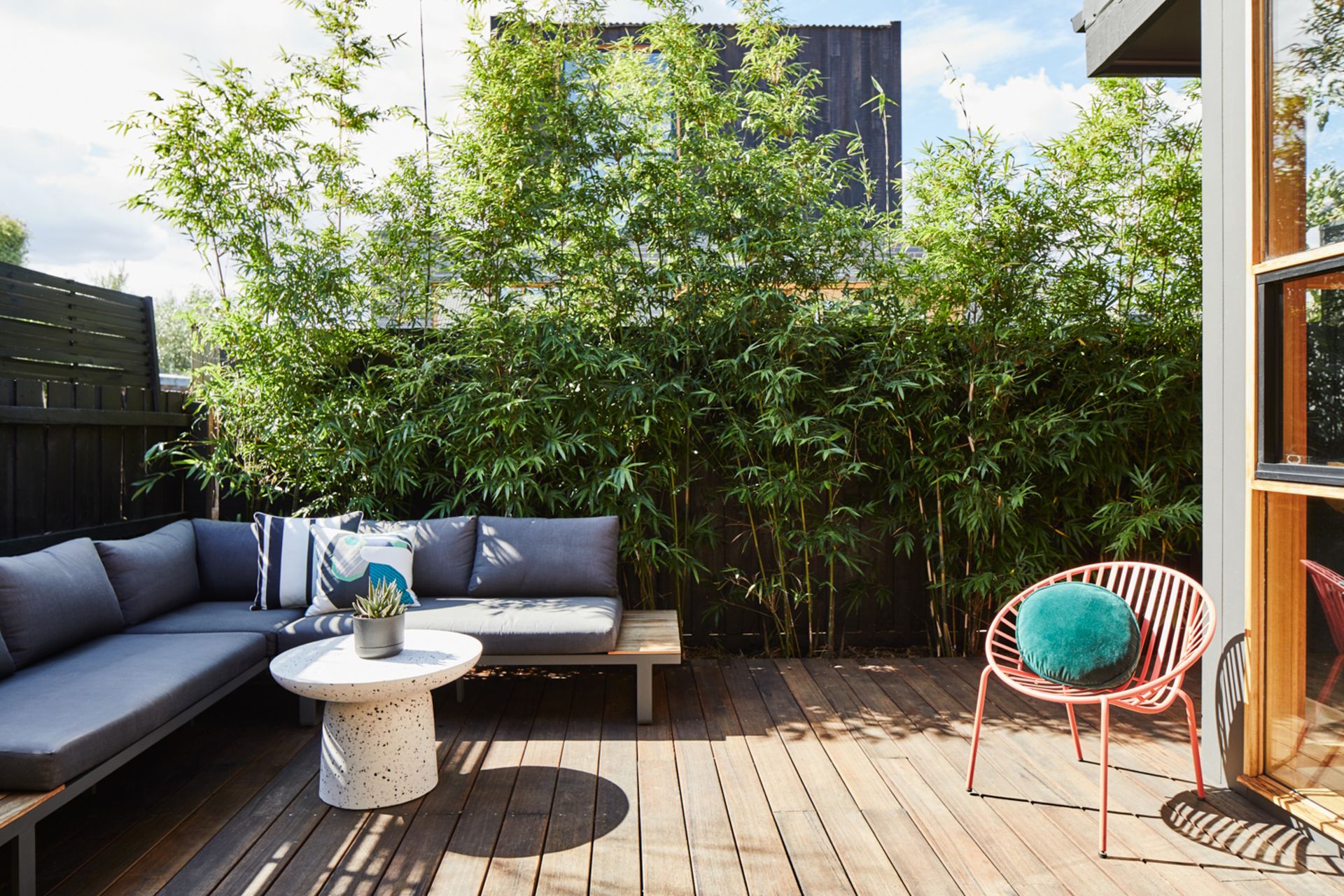 5 creative ways to disguise your neighbor's unsightly backyard wall ...