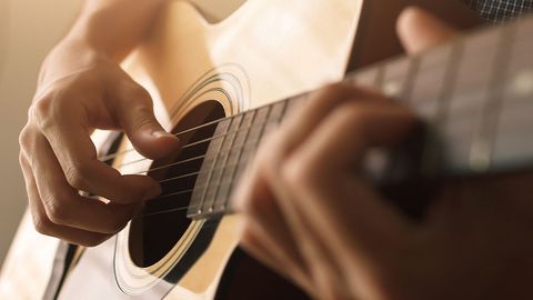 Fingerstyle guitar tutorial: a beginner lesson in fingerpicking ...