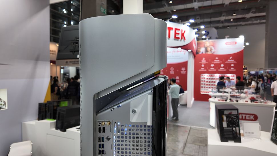 All hail the biggest PC case to ever grace my eyes, a true monument to ...