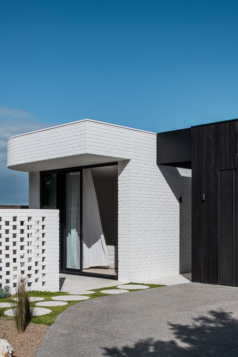 This beach house in Australia breaks tradition with a more modern ...