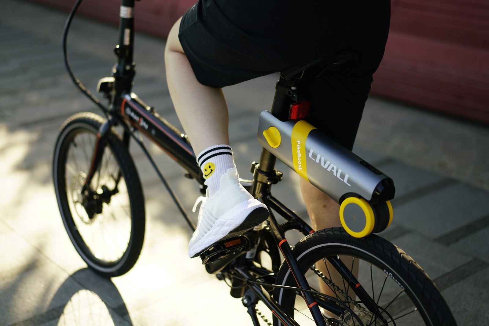 Livall Pikaboost e-bike conversion kit is self-charging, takes 30 ...