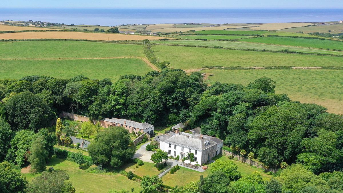 An 'immensely rare' recently renovated 11 bed Manor House, close to ...