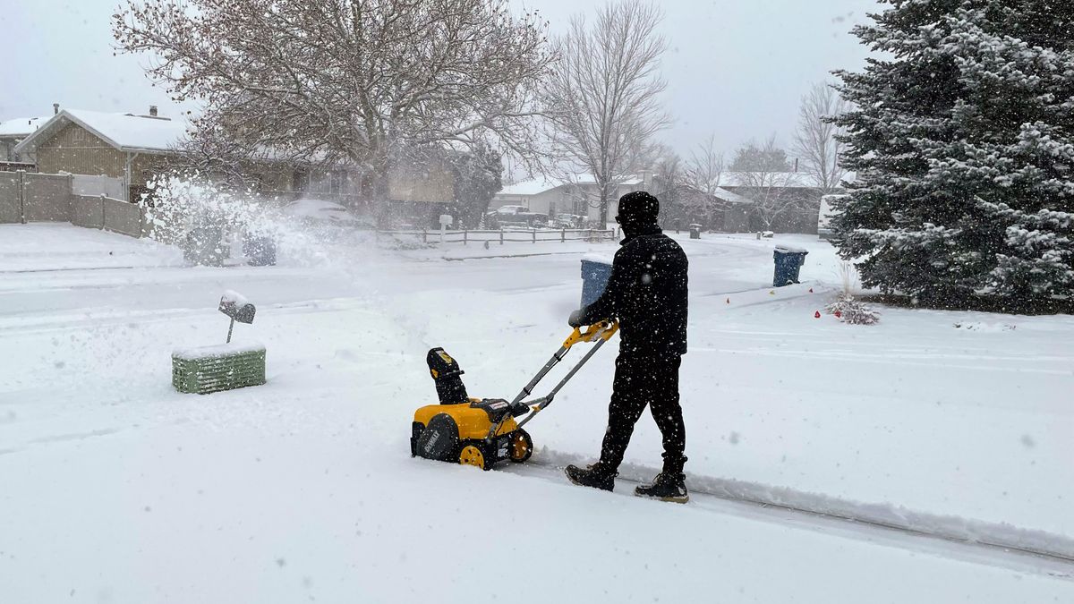 DEWALT DCSNP2142B 21 in. Cordless Snow Blower review | Top Ten Reviews
