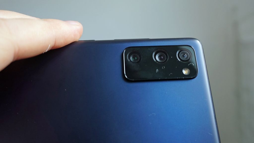 Samsung Galaxy S20 FE review: an old but still tempting Android mid ...