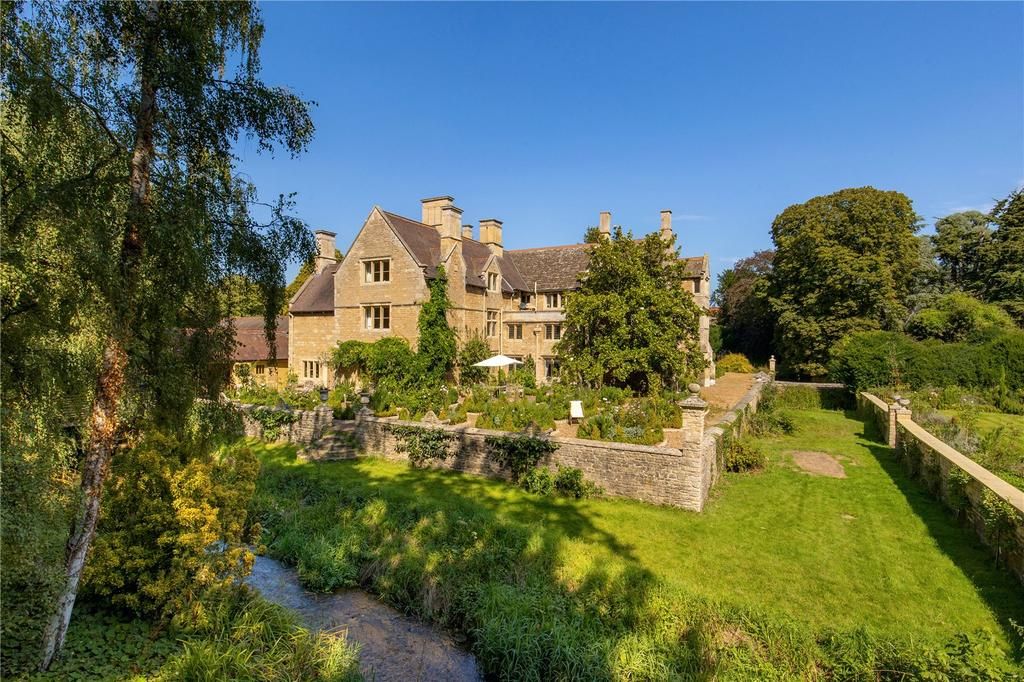 A medieval Manor house that was once a royal hunting lodge has come to ...