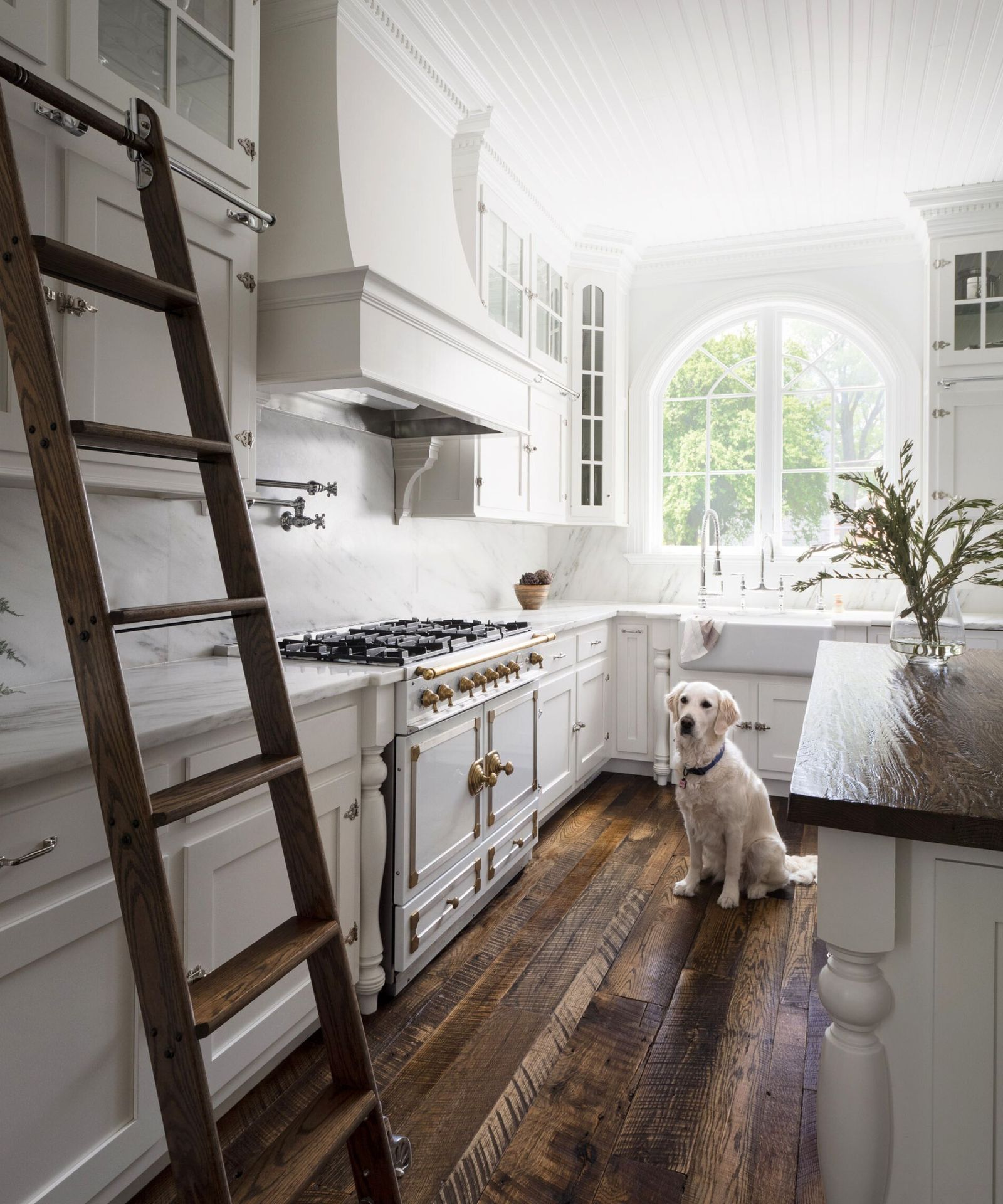 White modern farmhouse kitchen ideas: 10 ways to achieve a bright and ...