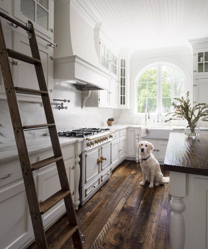 White modern farmhouse kitchen ideas: 10 ways to achieve a bright and ...