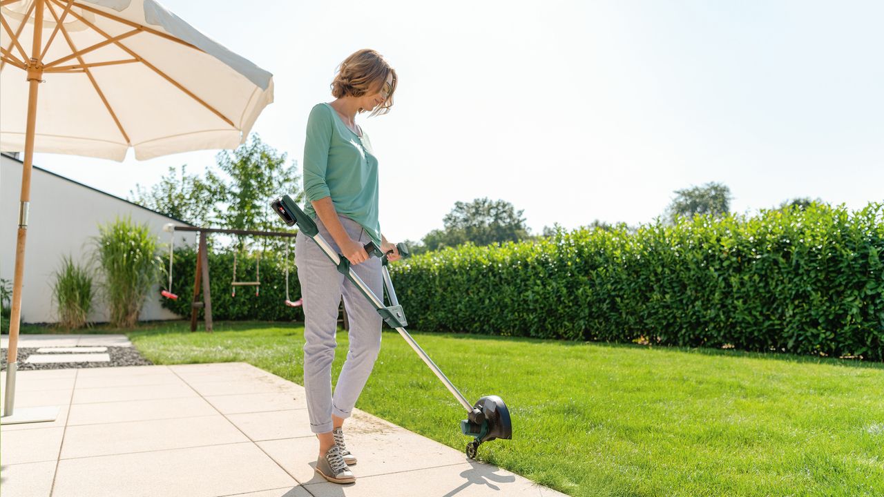 Bosch UniversalGrassCut 18–26 cordless grass trimmer review: this ...