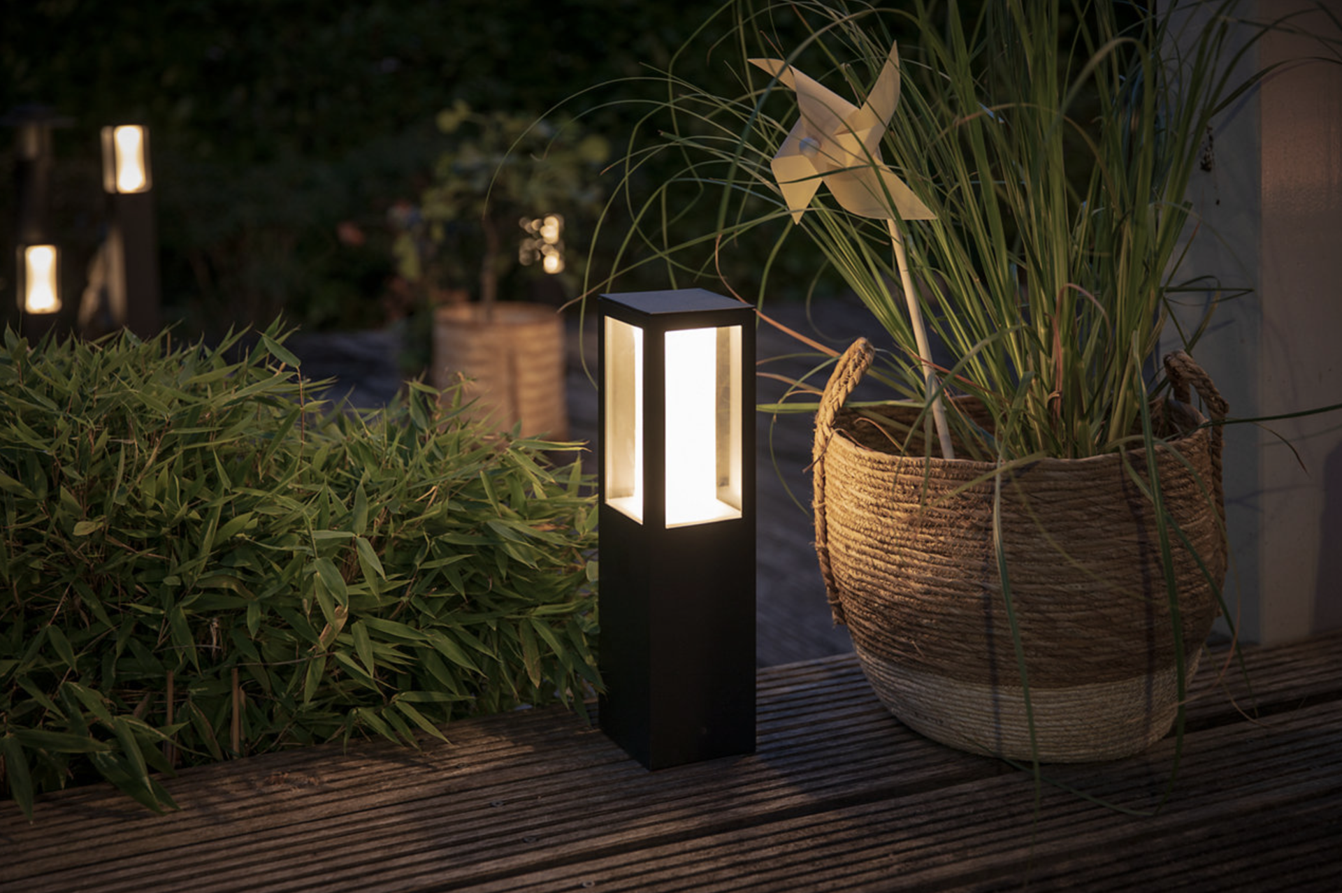 Philips Hue smart lighting goes outdoors... and the results are magical ...