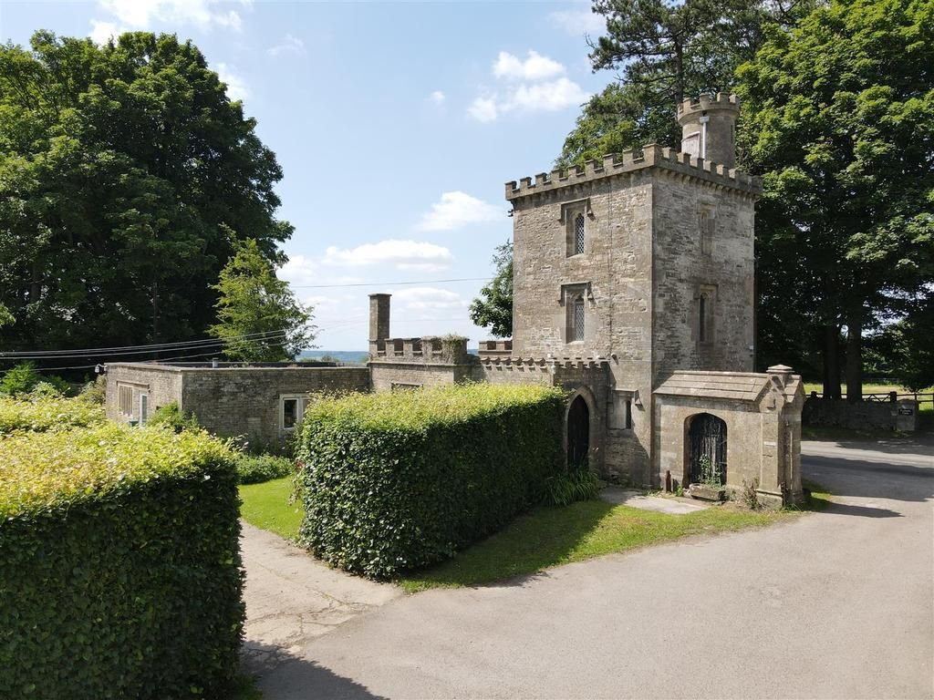 A miniature castle in the Cotswolds, complete with 'battlements' and ...