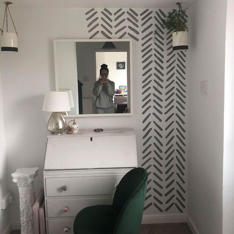 Homeowner creates a painted feature wall for free – using leftover ...