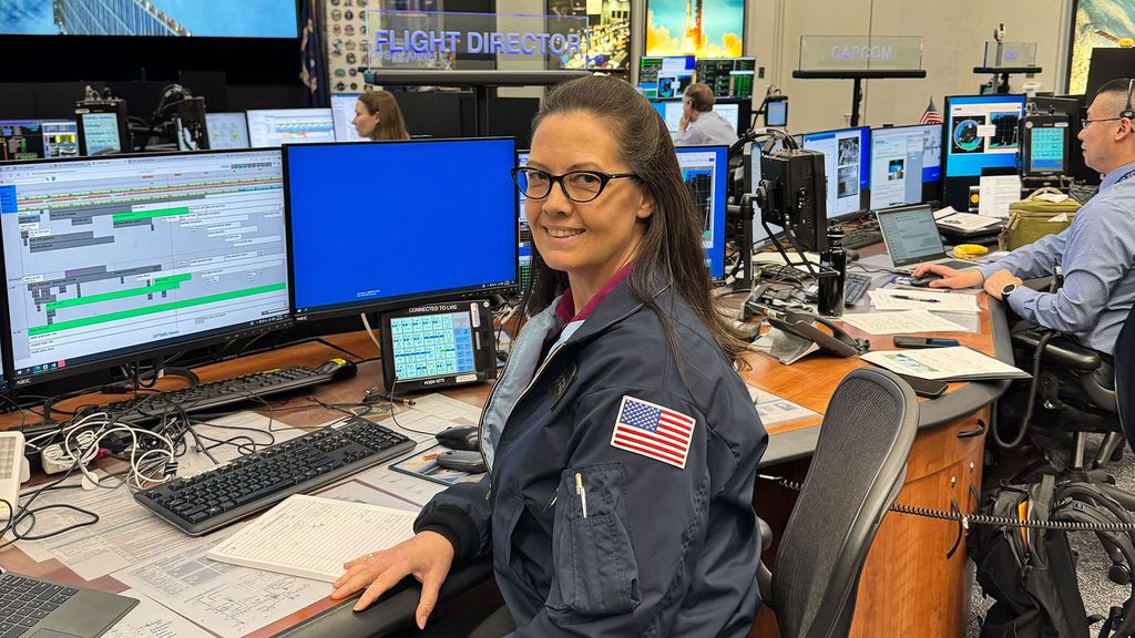 Mission Control 'members only': NASA flight directors don new jacket ...