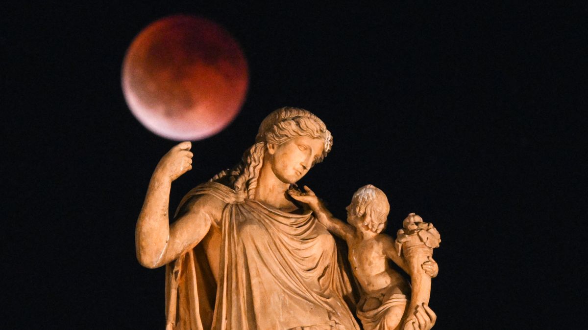 Blood moon wows skywatchers worldwide: Best photos of the September ...