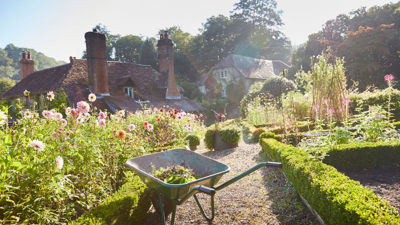 32 inspirational garden themes for all types of outdoor spaces | Woman ...