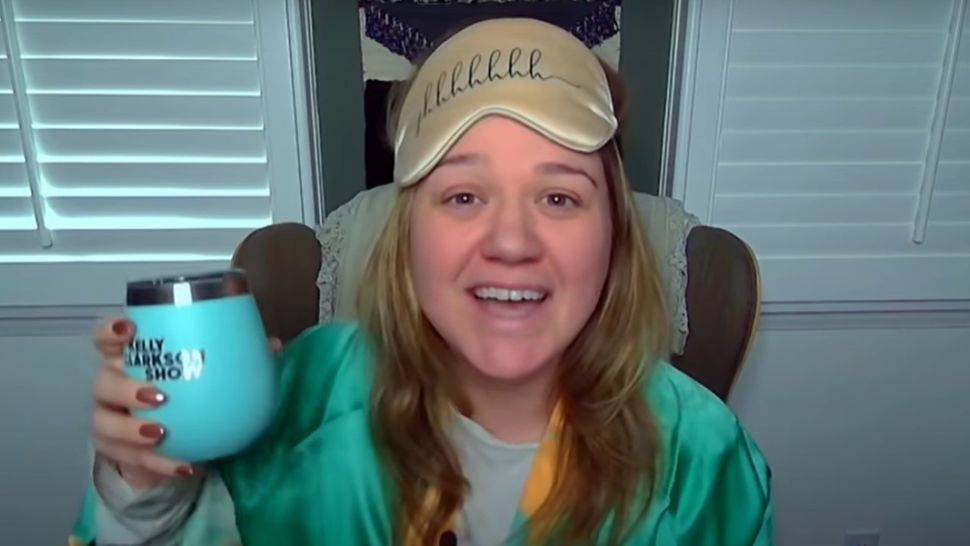 Quarantined Kelly Clarkson Is In DGAF Mode, Appears On Her Talk Show In ...