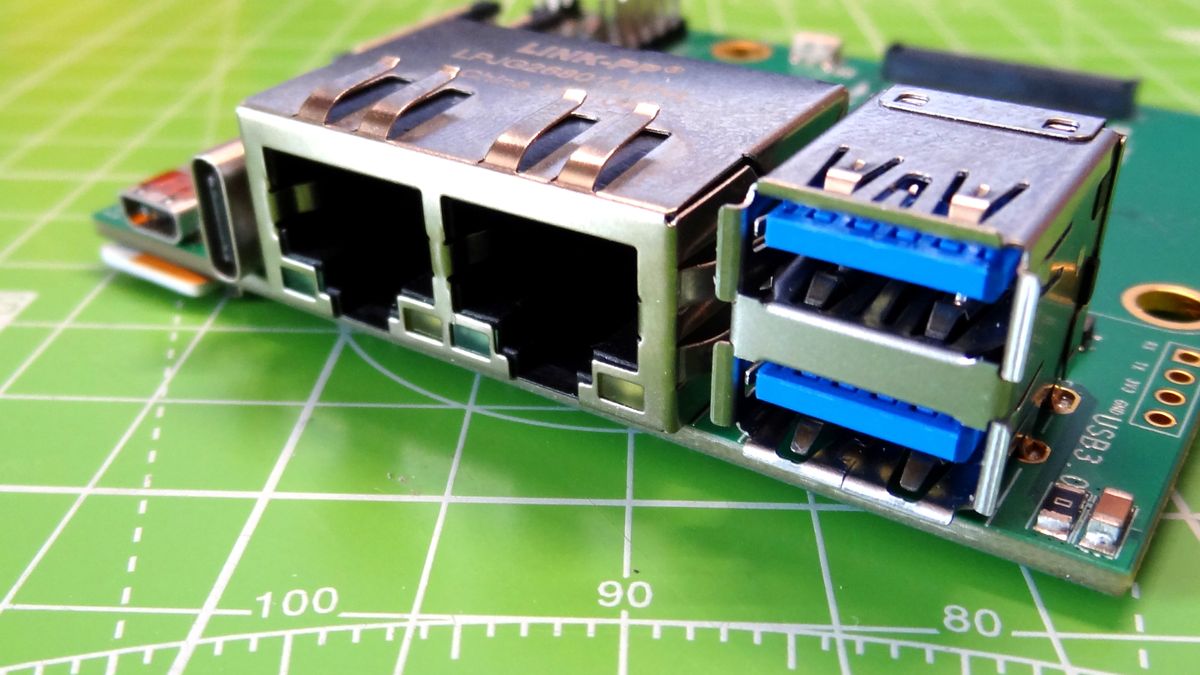 Seeed Dual Gigabit Ethernet Carrier Board for Raspberry Pi Compute ...