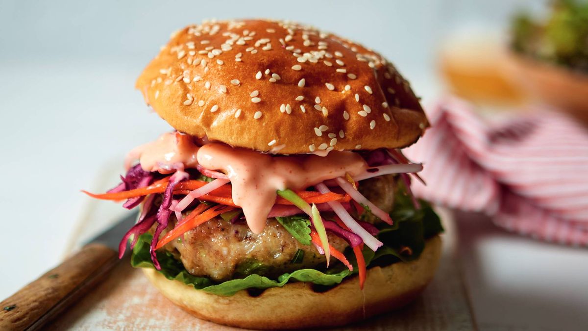 Low-fat chicken burgers | Chinese Recipes | GoodtoKnow