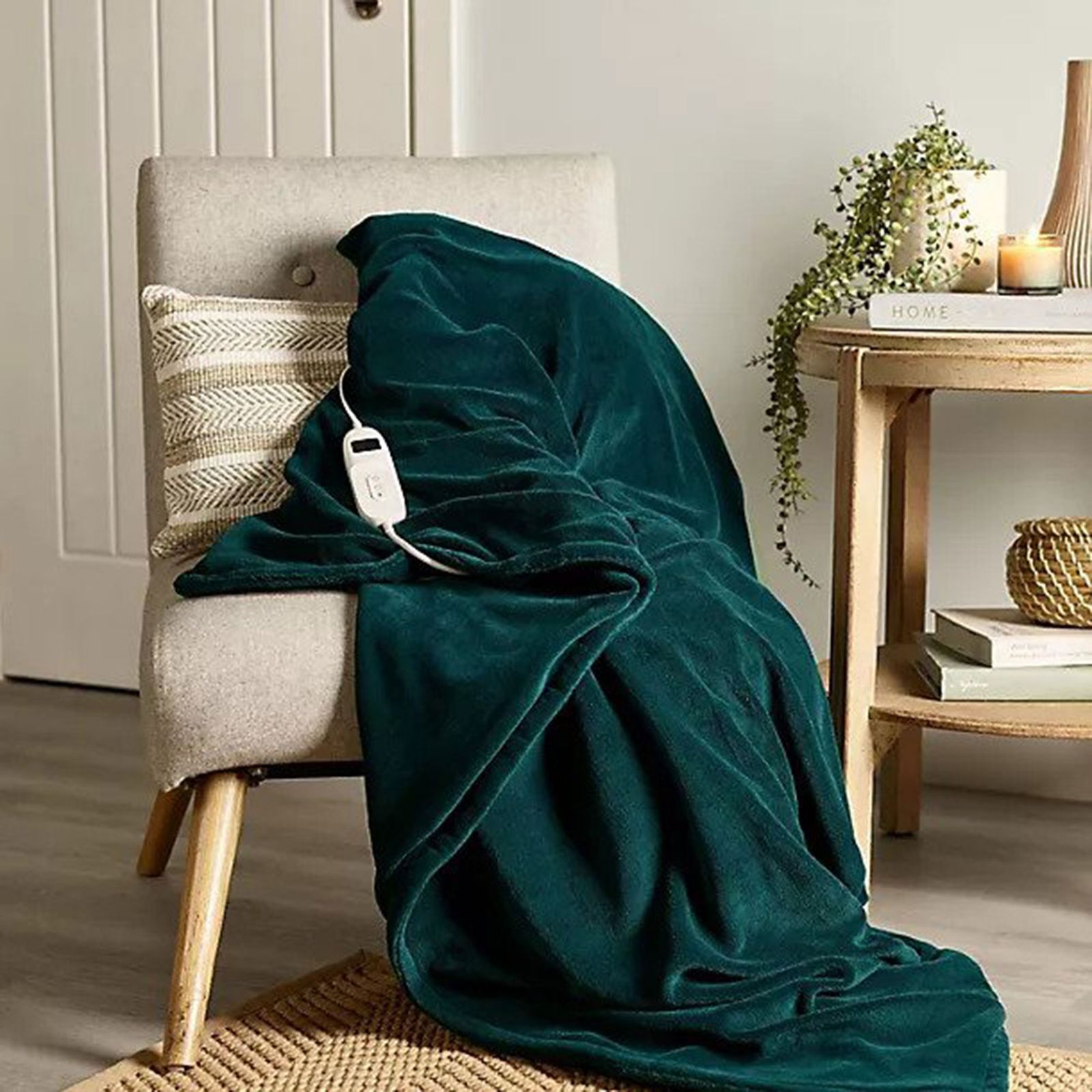How to use an electric blanket - the best way to put one on your bed ...