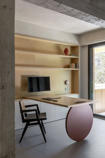 This small apartment has a genius "rolling" desk | Livingetc