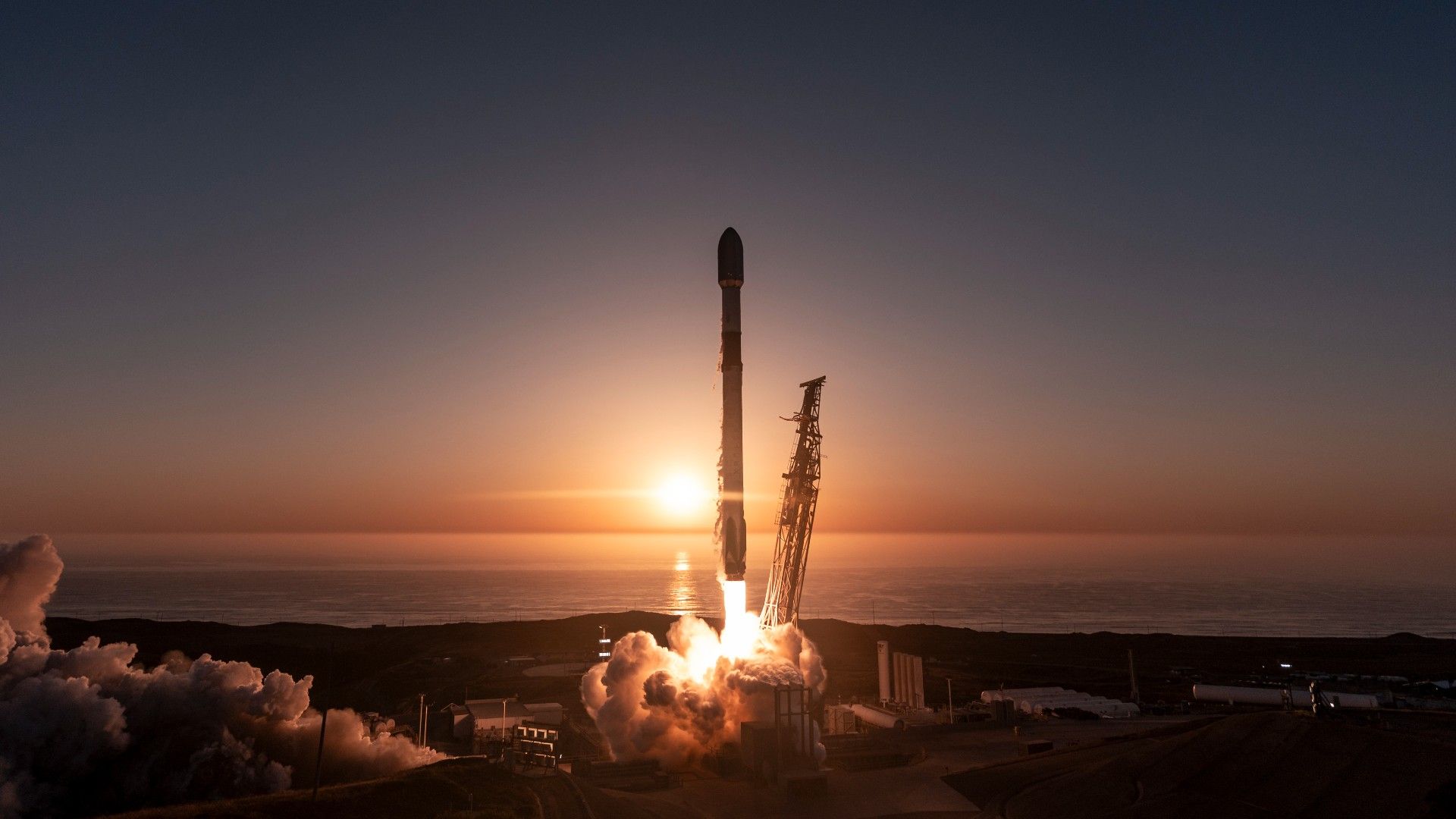 SpaceX launches Starlink satellites on stunning sunset Falcon 9 flight ...