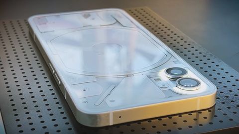 Nothing phone (1) shows off its illuminating back panel in action ...