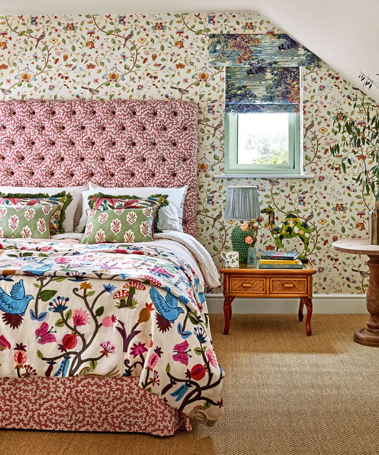 Trailing florals: we explore this timeless wallpaper trend | Homes and ...