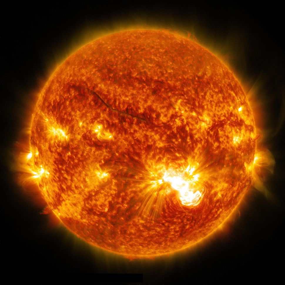 Huge Solar Flare Erupts From Biggest Sunspot In 24 Years Photos Space